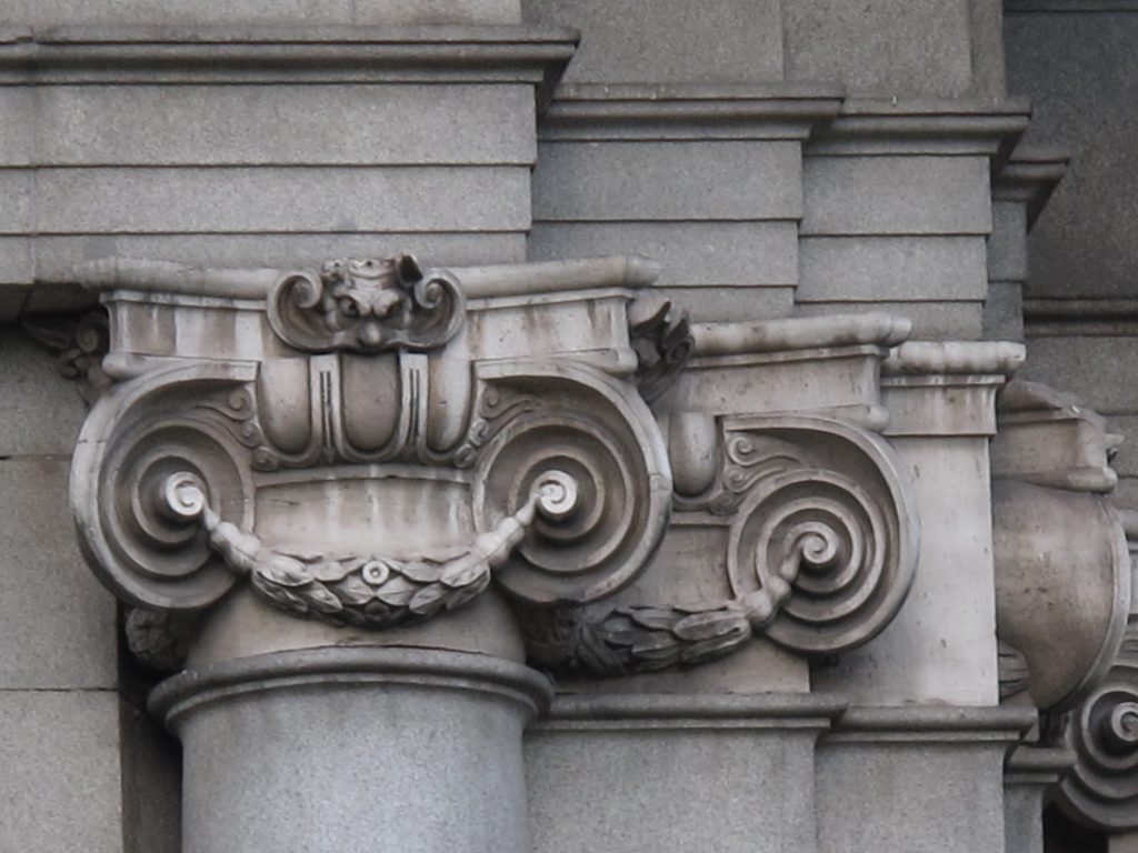 La Puerta de Alcalá, los capiteles